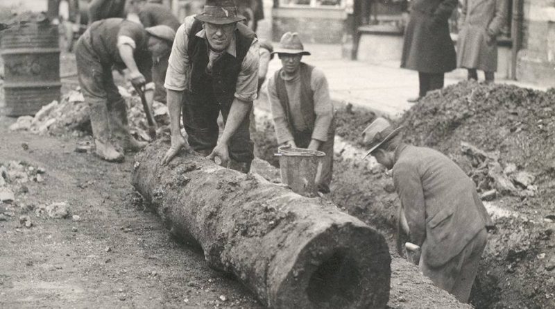 Bygone Years: Gosport High Street - The Gosport and Fareham Globe