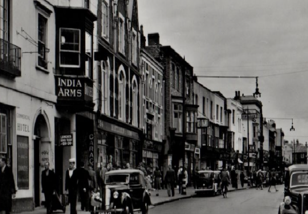Bygone Years: Gosport High Street - The Gosport and Fareham Globe
